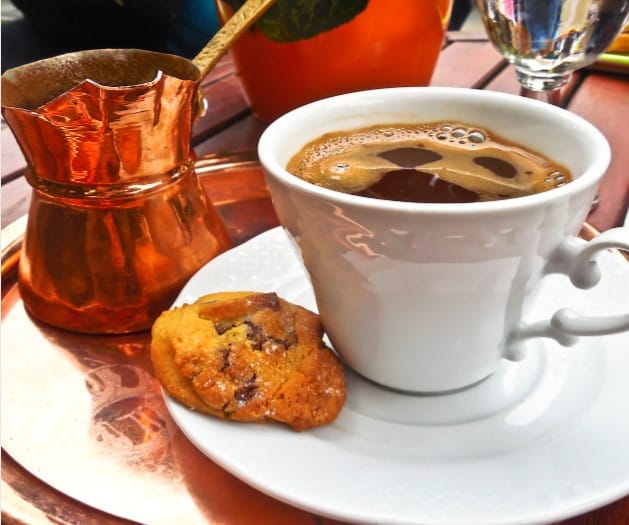 Τα μυστικά για τον καλύτερο ελληνικό καφέ, με άρωμα, γεύση και καϊμάκι ...